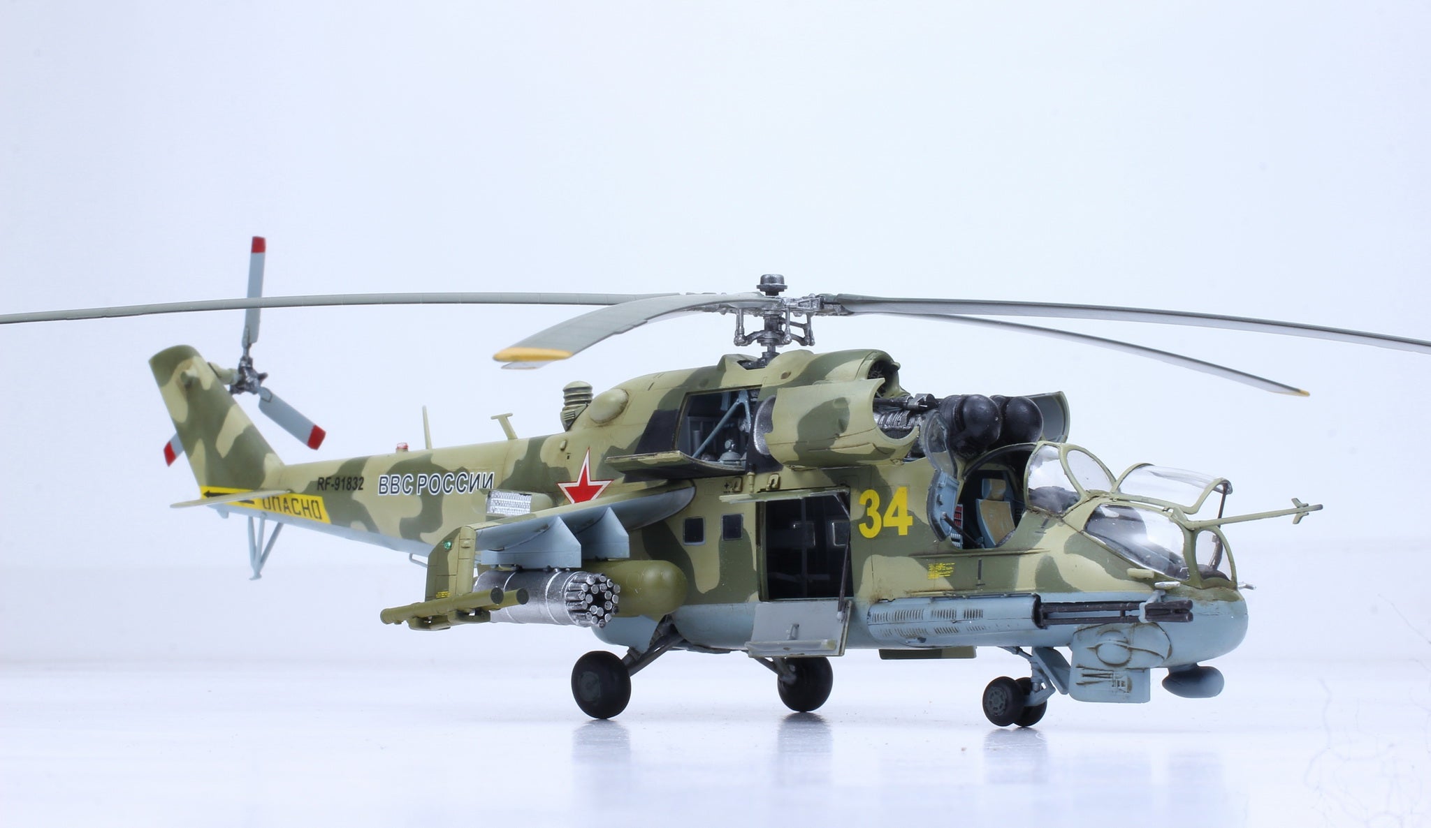 Russia Attack Helicopter Mil Mi-24V/VP Hind E 1:72 Pro Built Model – ProBuiltModel