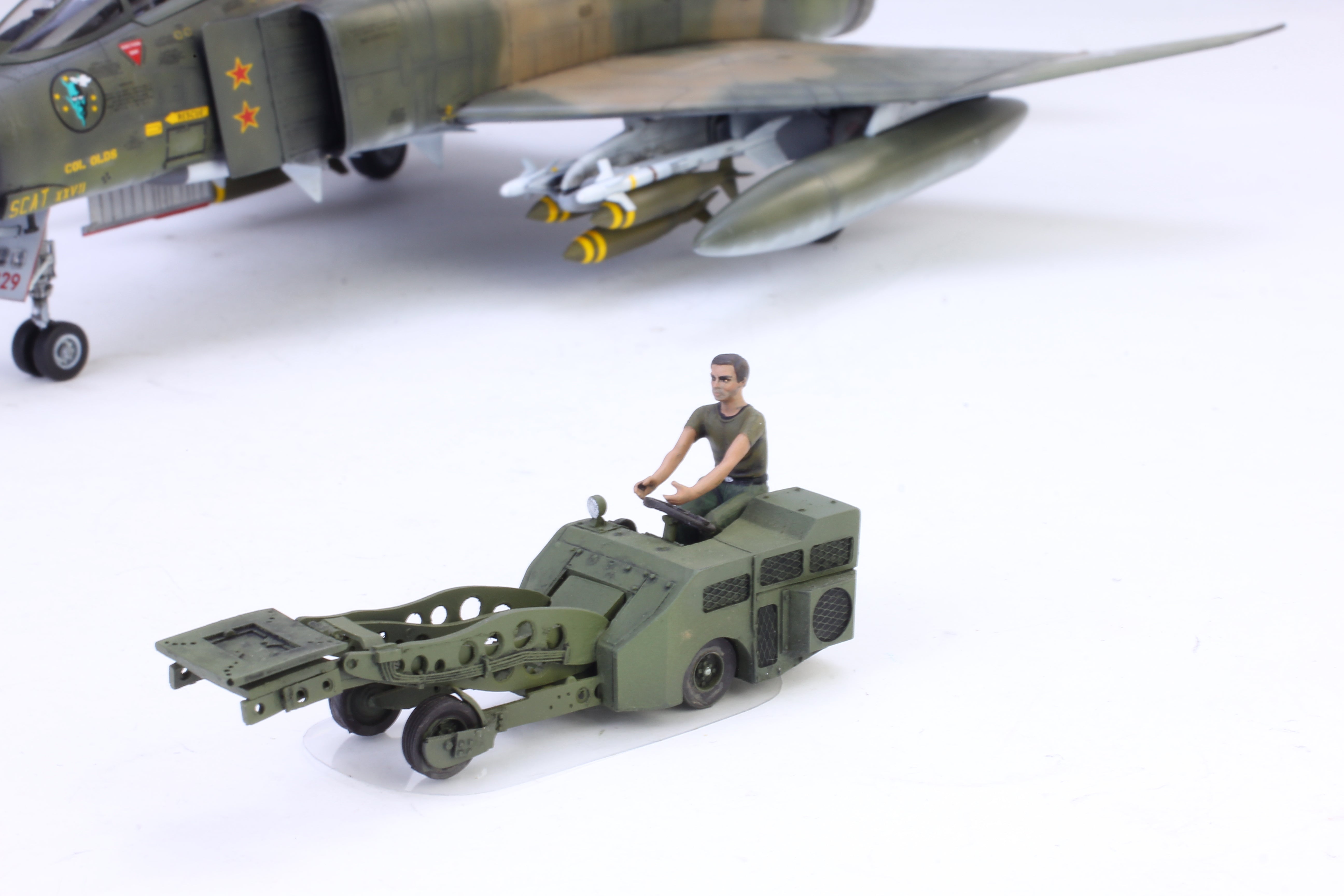 Pro-Built Model USAF Bomb Lift Truck MJ-1 /w crew in airbase, 1:48 sca ...