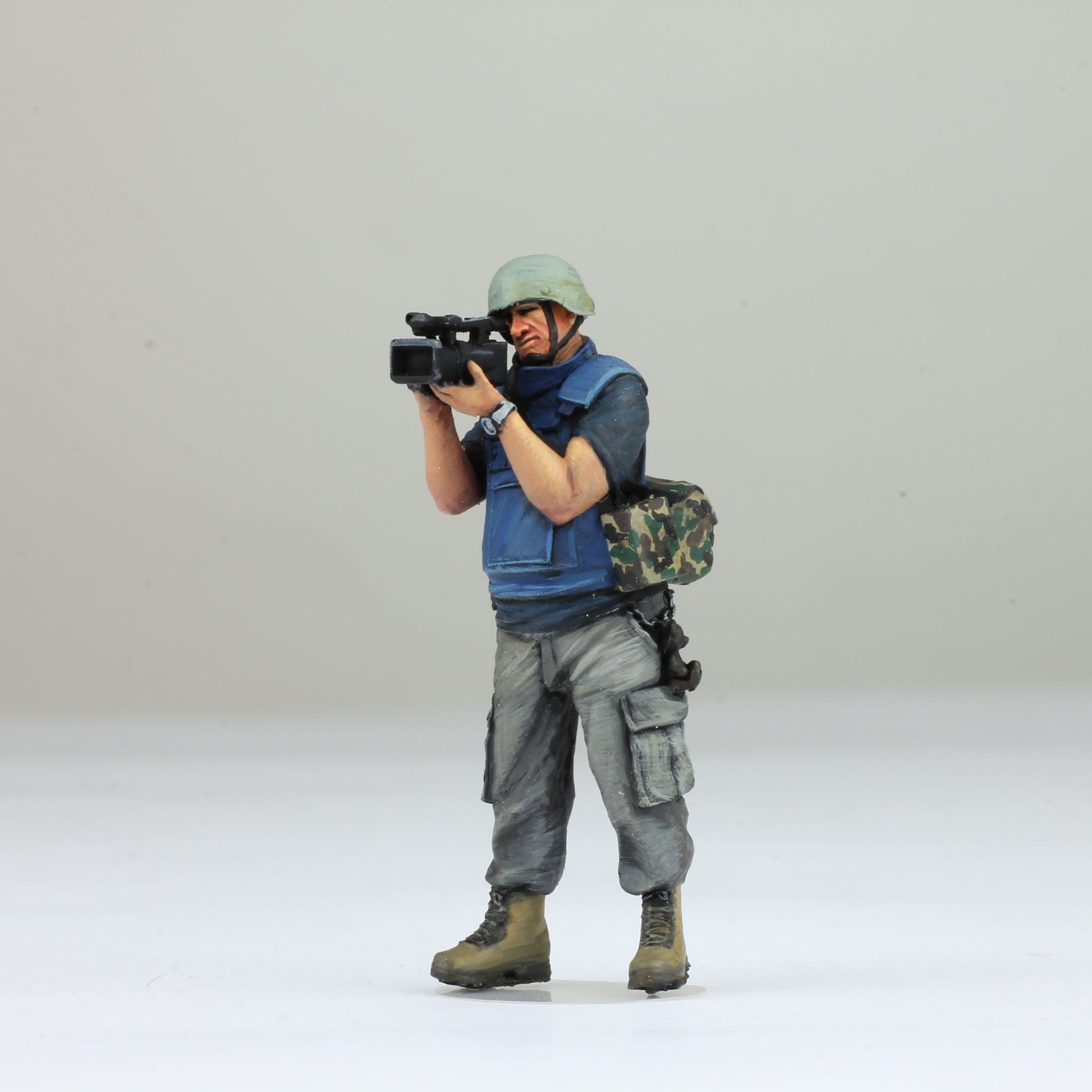 ProPainted cameraman Reporter in Modern War – 1:35 Scale – ProBuiltModel