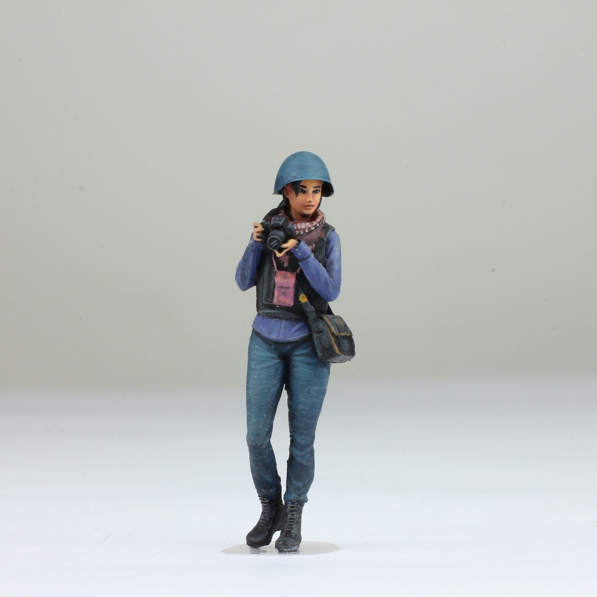 ProPainted Female Reporter in Modern War – 1:35 Scale – ProBuiltModel