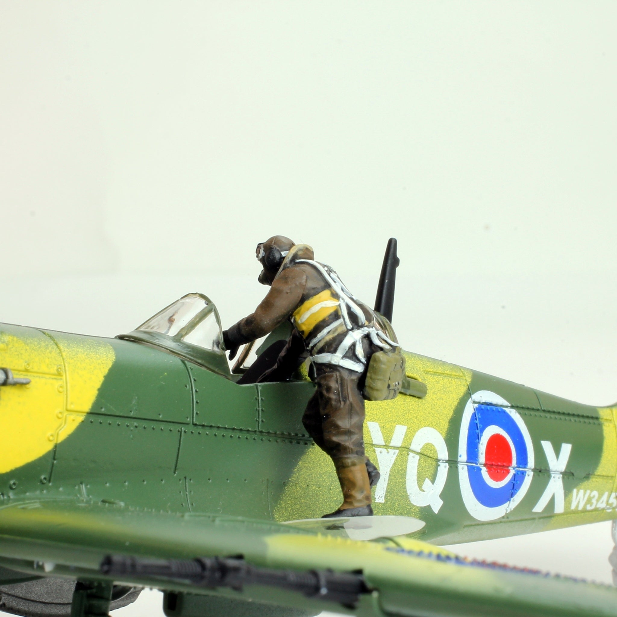 Pro-Painted WWII RAF Pilot Climbing To Aircraft (Set 5), 1/48 Scaled R ...