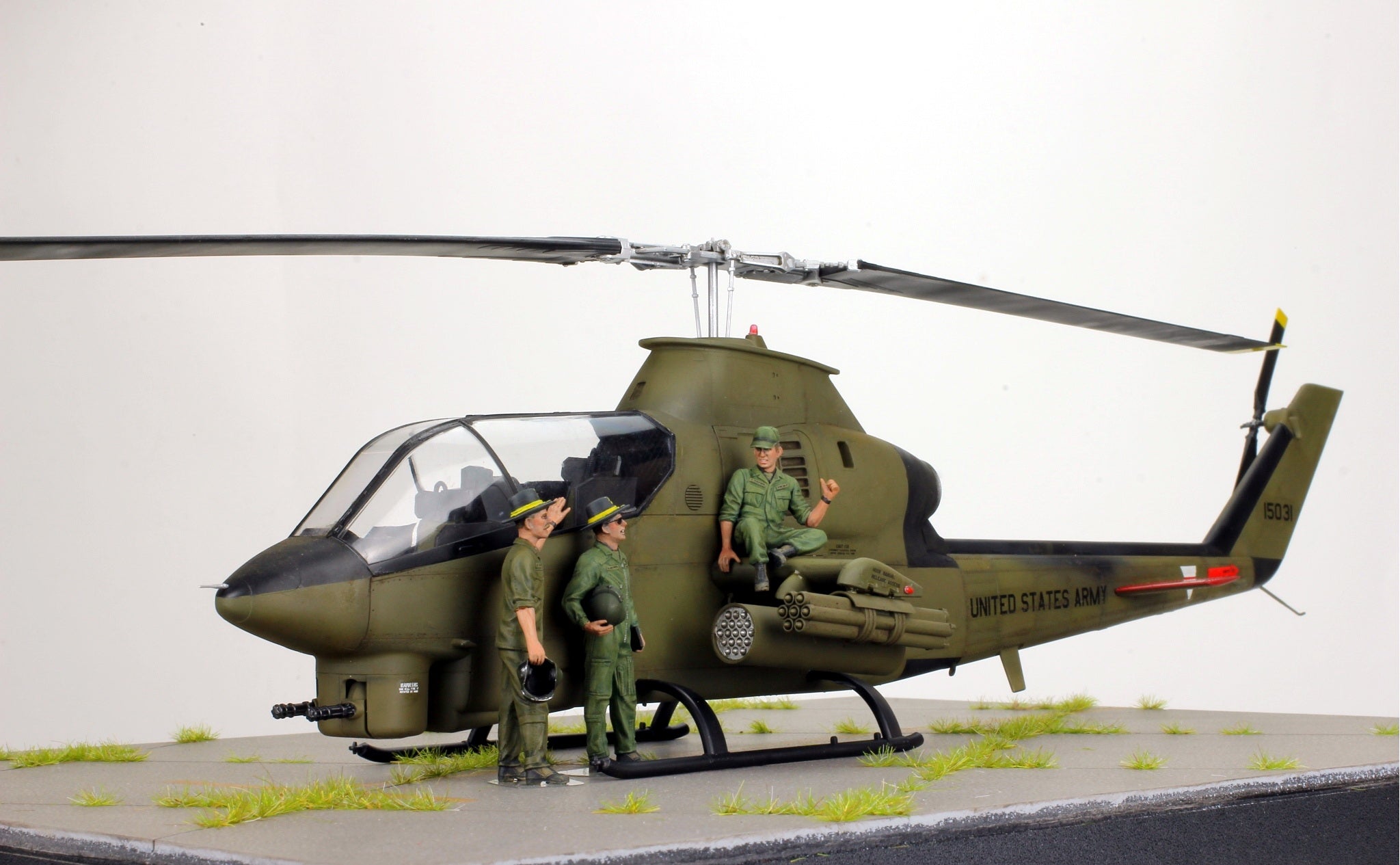 PreBuilt US Army AH-1G Cobra and 03 Crews, Scaled Ratio 1/32, Vietnam ...