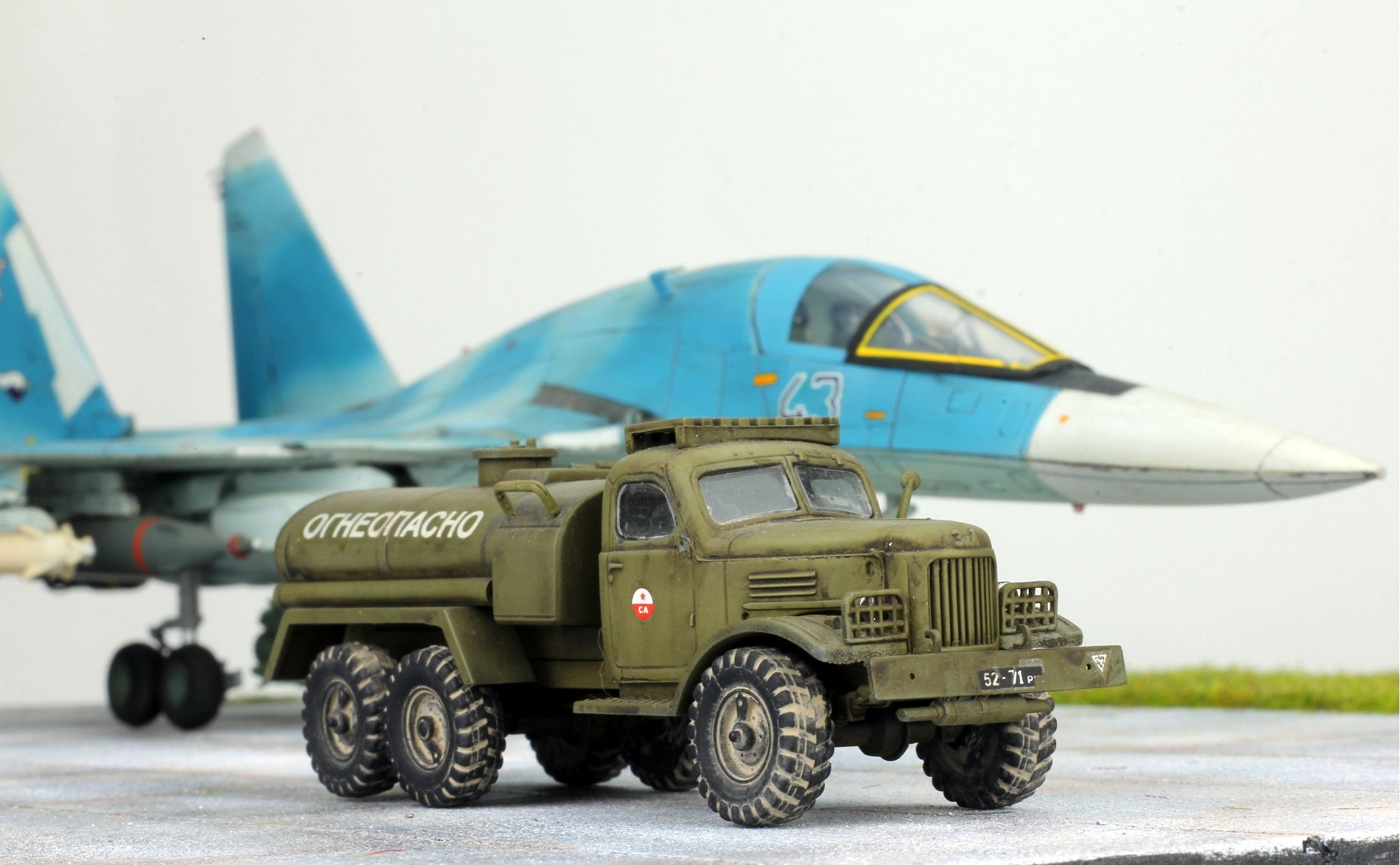 Pro-Built Model ZiL-157 Russian Truck Aircraft Fuel, 1:72 scale ratio ...