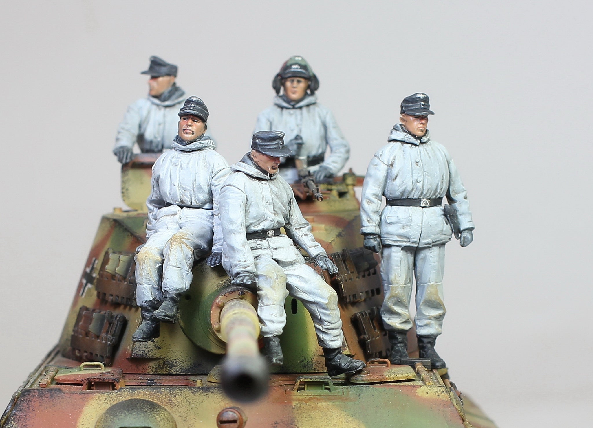 German Winter Tank Crews at rest (05 figures), 1/35 Scaled Ratio, Worl ...