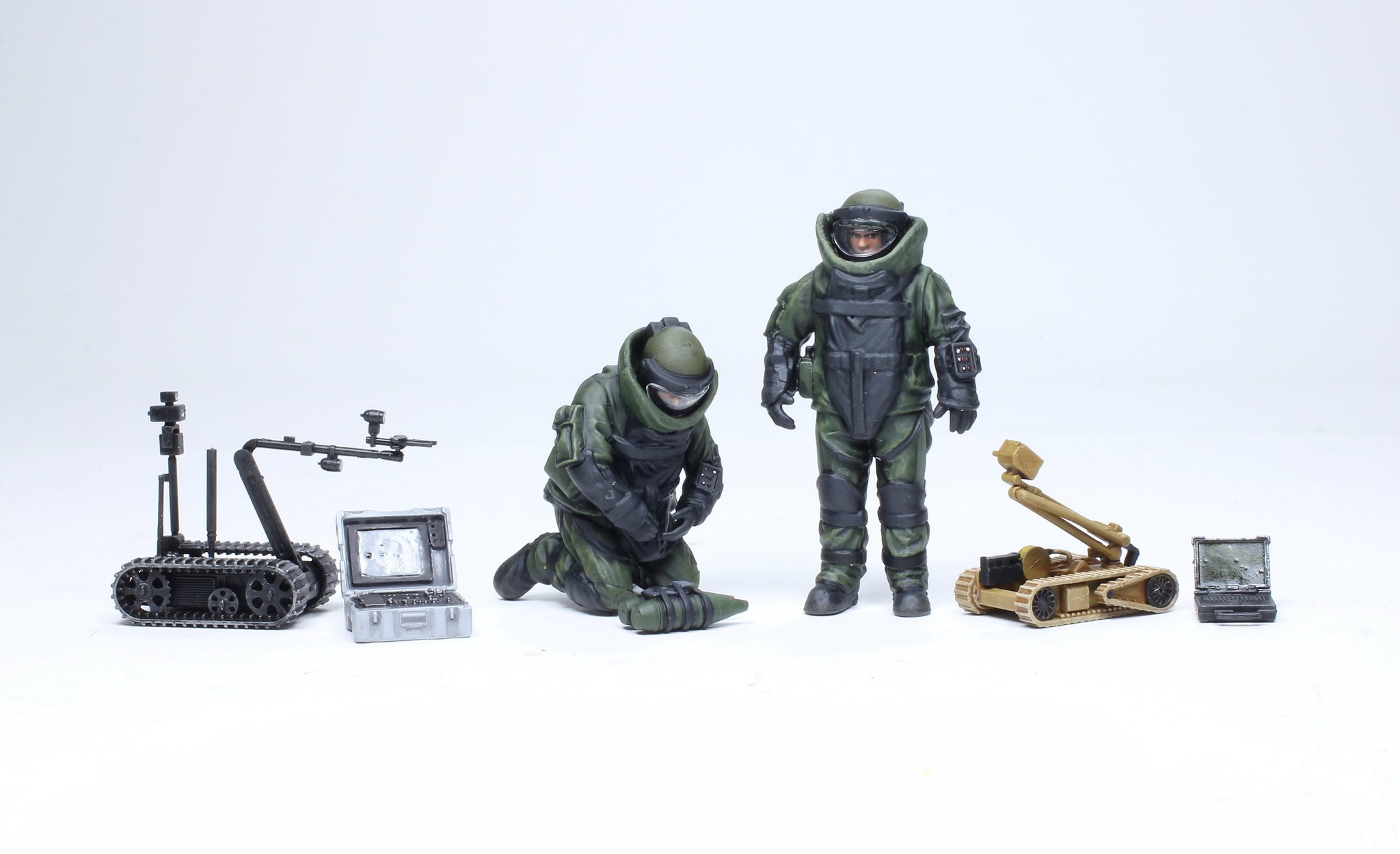 PreBuilt US EOD Specialists & Robots (02 figures & 02 Robots), 1/35 ...