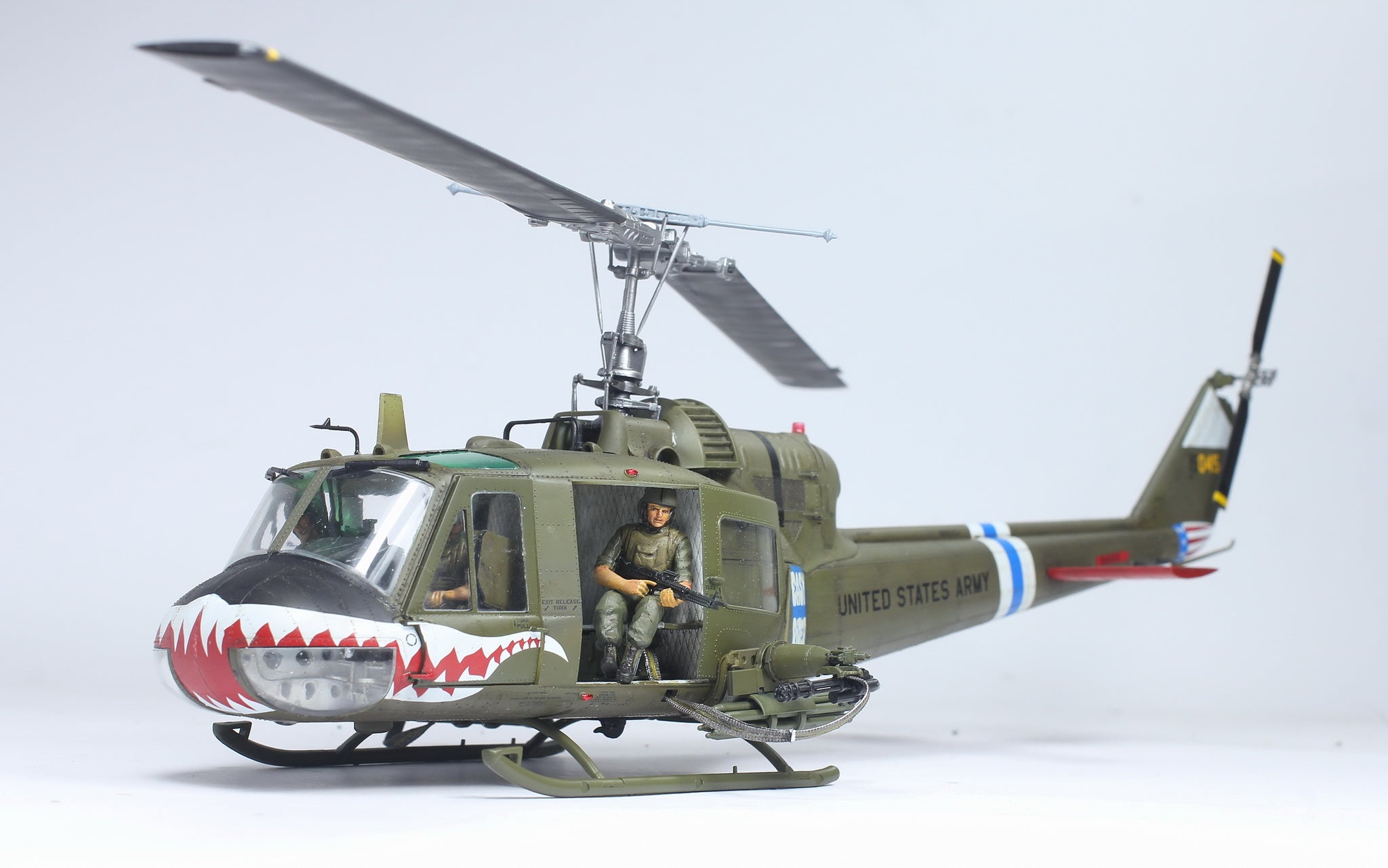 Bell UH-1C Iroquois Huey Gunship Helicopter - 1/48 - Vietnam War ...