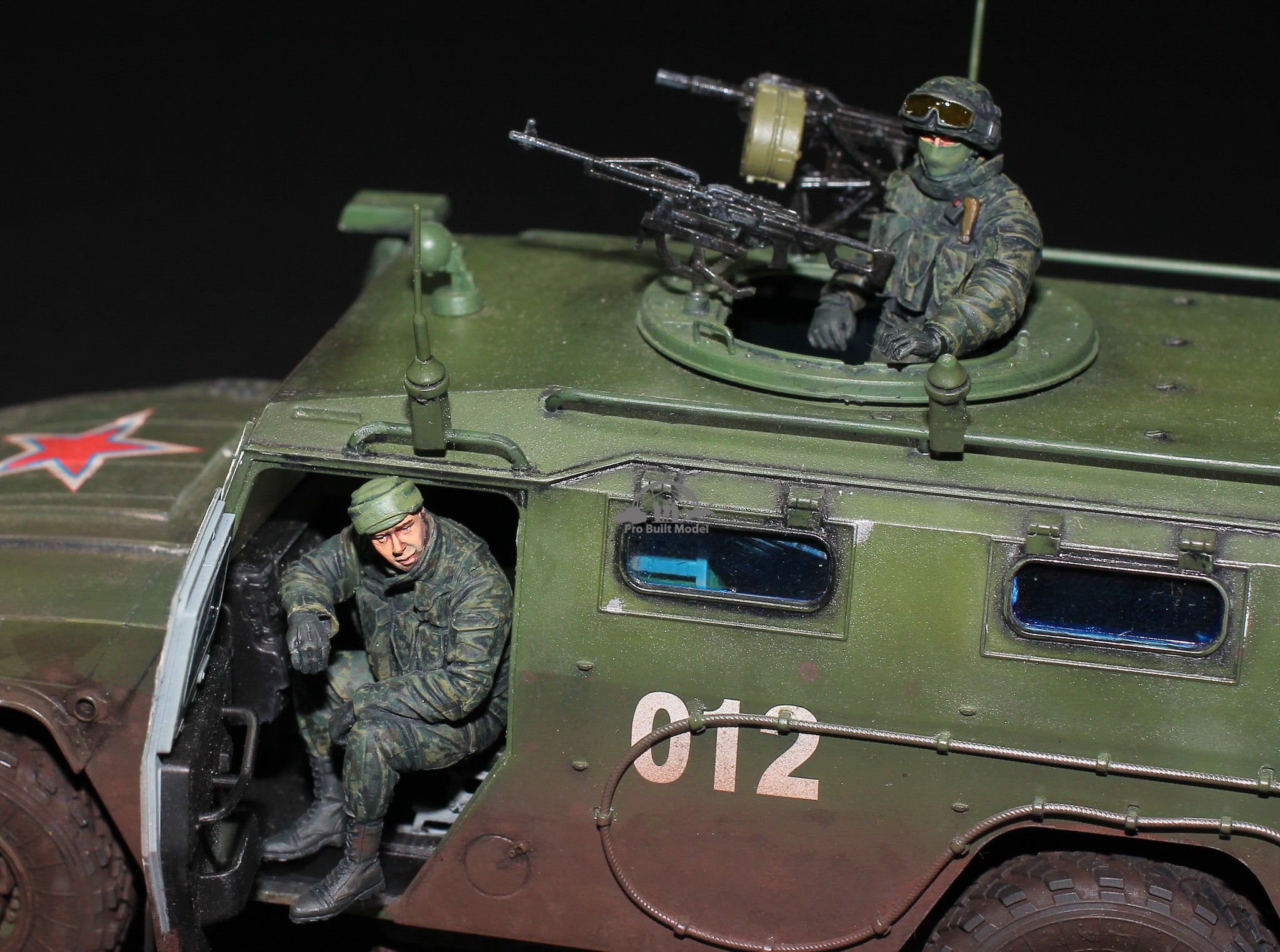 Modern Russian Armored Vehicles Crews (02 figures), 1/35 Scaled Ratio ...