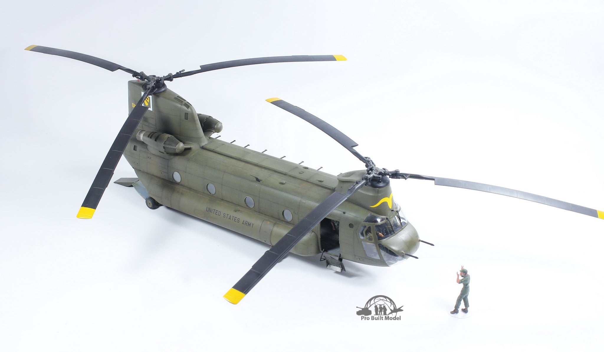 PreOrder 1:35 PreBuilt CH-47A Chinook 1st Cav Div (Airmobile) /w 04 cr ...
