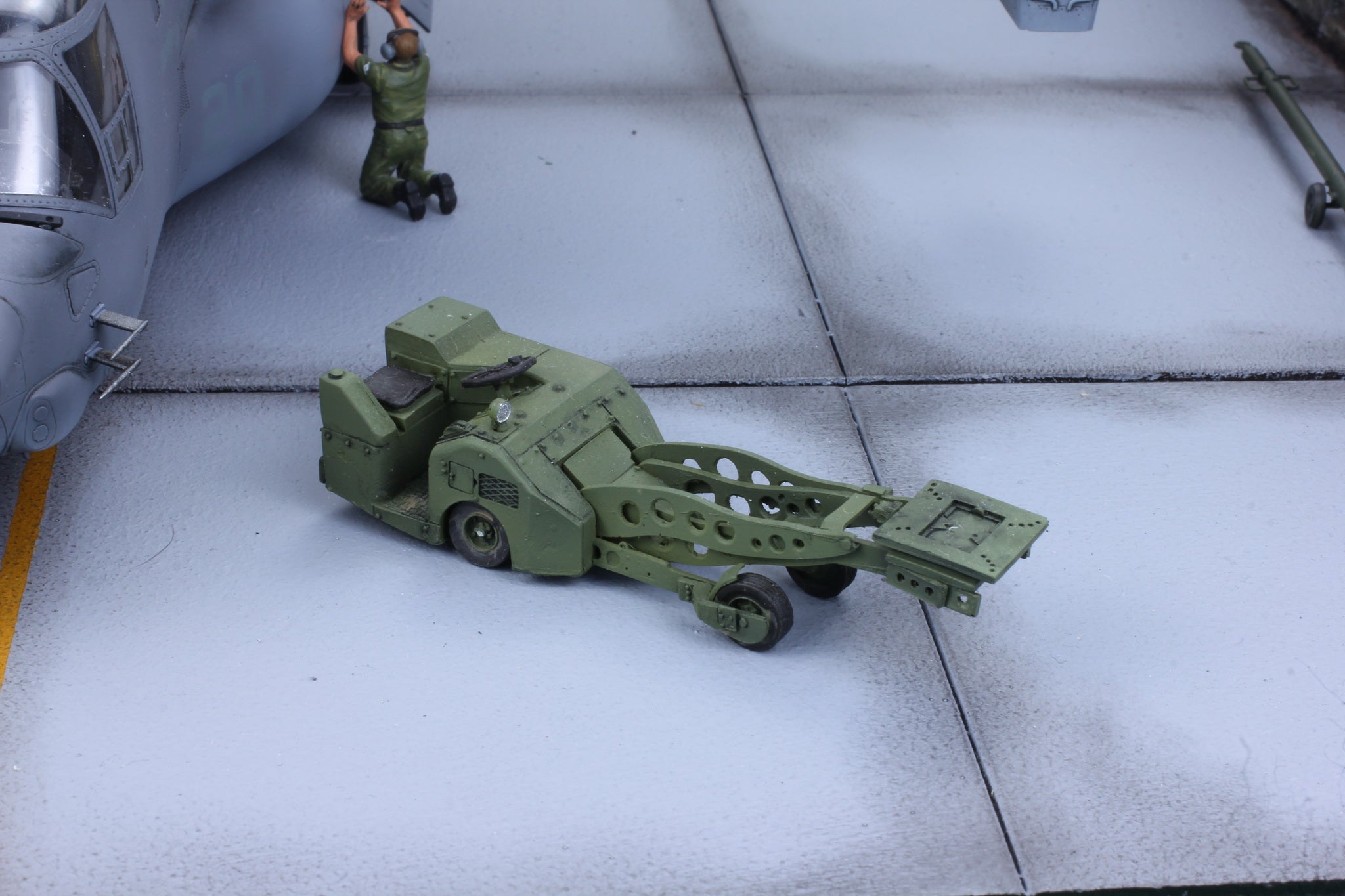 USAF Bomb Lift Truck MJ-1 in airbase 1:48 Pro Built Model – ProBuiltModel