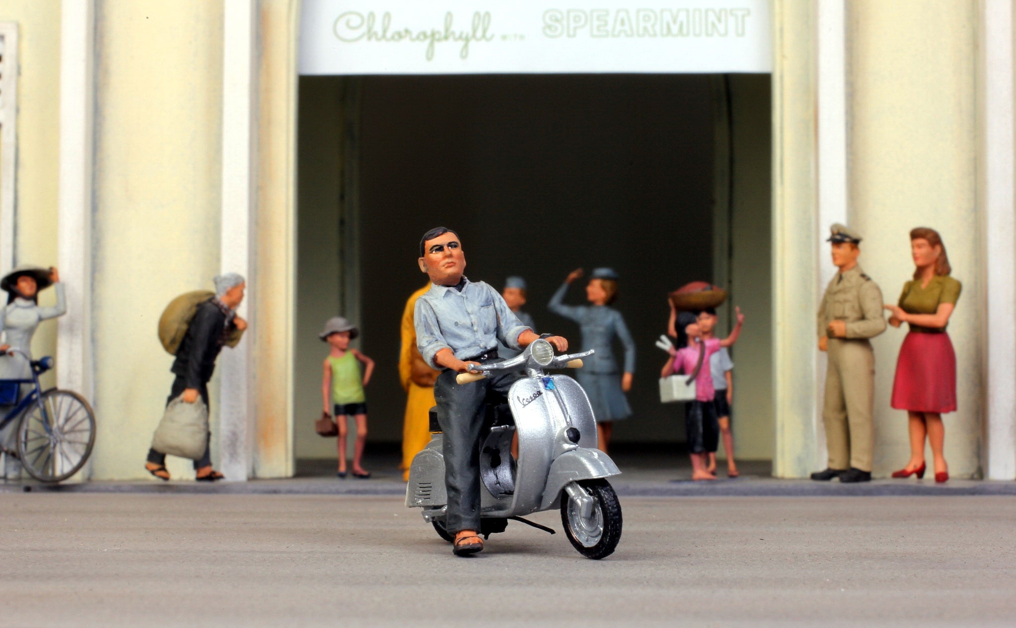 Saigon Silver Scooter /w Civilian (Pre 1975), 1/35 Scaled Ratio ...